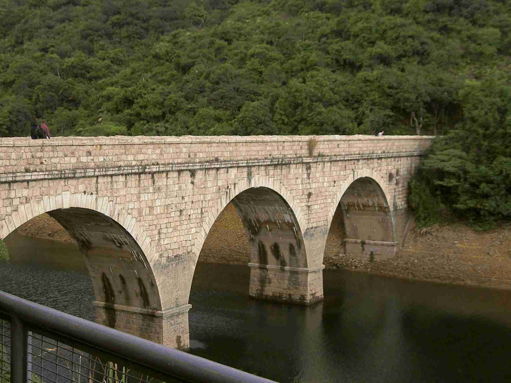 Why are steel and stone bridges arched in opposite directions, one ...